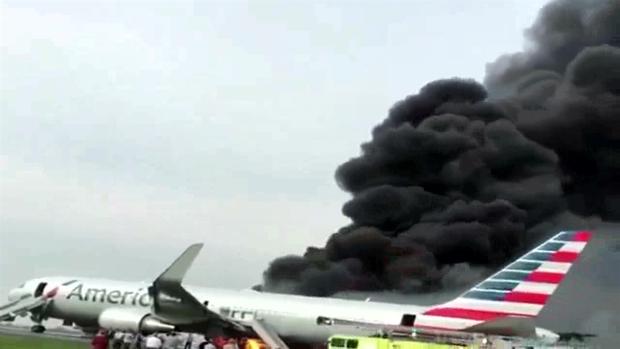 多角度视频：美航 767 客机在芝加哥起飞时起火 - 美国信用卡 101